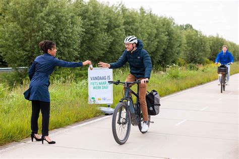 Video Fietsers In Groningen In Het Zonnetje Op Fiets Naar Je Werk Dag