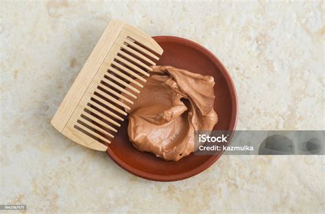 작은 점토 판과 나무 헤어 브러시 에 빨간 모로코 벤토나이트 점토 Diy 얼굴 또는 헤어 마스크 바디 랩 레시피 자연 미용