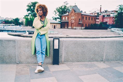 젊은 매력적인 긍정적인 Hipster 여자 전화에 응용 프로그램을 사용 하 여 친구 들과 모바일 대화 데 유행 의류 입고
