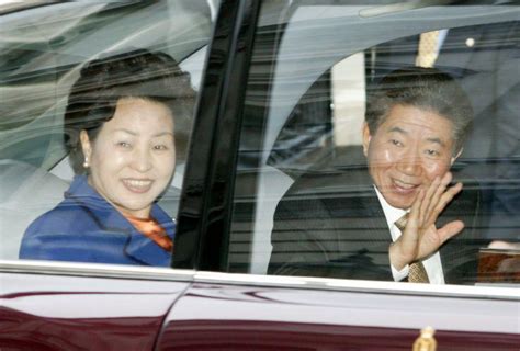 노무현사료관 토니 블레어 영국총리와 정상회담 후 떠나는 차안에서 손을 흔드는 노무현 대통령