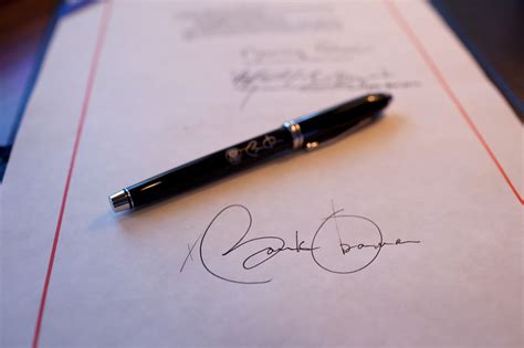 File Barack Obama Signature And Pen Wikimedia Commons