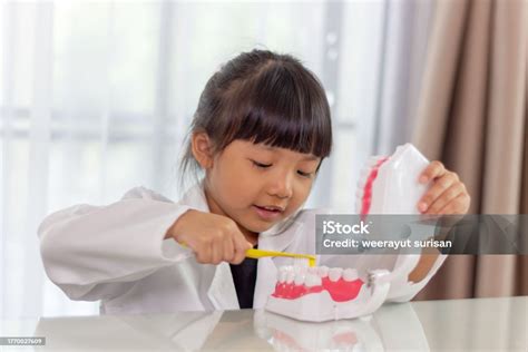 치아 턱 칫솔을 들고 작은 귀여운 재미 있는 소녀 어린이 교육 구강 위생 칫솔질 치아 청소를 배우는 아이 어린이의 충치 예방 어린이 치과 치과 치료 어린이 4 5세에 대한