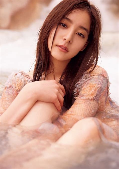 艶っぽい！水着の新木優子、写真集の新カット！｜シネマトゥデイ