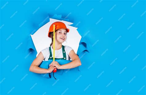 Niño Feliz Sostenga Cinta Métrica Niño Constructor Use Casco Niña Adolescente En Casco Y