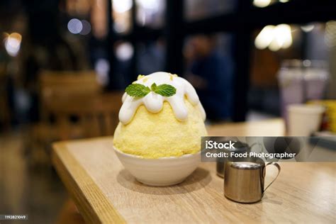 망고 카키고리 코코넛 신선한 크림과 망고 소스를 얹은 끈적 끈적한 쌀과 망고로 채워진 일본면도 아이스 디저트 맛 빙수에 대한 스톡 사진 및 기타 이미지 Istock