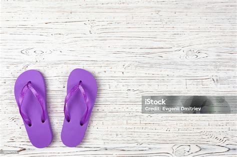 흰색 나무 배경에 보라색 고무 슬리퍼 상단 보기 텍스트 장소 0명에 대한 스톡 사진 및 기타 이미지 0명 개념 개인 장식품 Istock