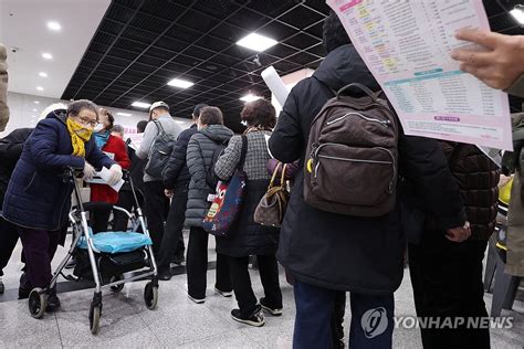 북적이는 노인 일자리 박람회 연합뉴스