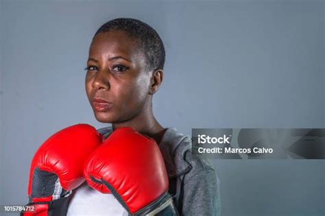 권투 장갑 훈련과 피트 니스 체육관 및 싸움 운동 개념에서 위험한 전투기로 여 자가 젊은 화가 도전적 검은 아프리카 미국 스포츠의 얼굴 초상화 닫기 건강한 생활방식에 대한
