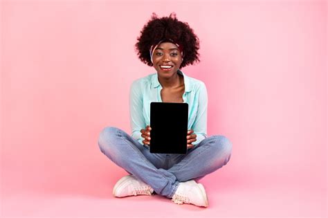 디지털 태블릿 빈 화면을 보여주는 쾌활한 아프리카 계 미국인 여성 핑크 배경 여자에 대한 스톡 사진 및 기타 이미지 여자