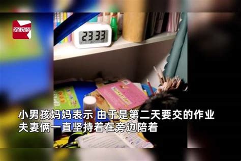 研究生爸爸辅导儿子功课，凌晨1点仍陪伴身旁，妈妈：天天熬夜功课辅导儿子