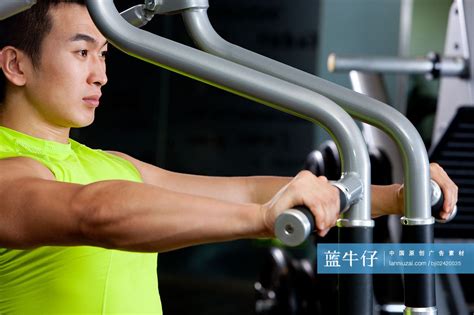 青年男子在健身馆健身 蓝牛仔影像 中国原创广告影像素材
