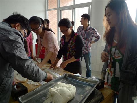 大学生美食节系列活动之“食全食美”包饺子比赛 滁州职业技术学院