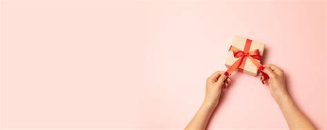 텍스트 탑 뷰를 위한 장소와 함께 깜짝 선물로 크래프트 종이 선물 상자를 들고 있는 손 갈색에 대한 스톡 사진 및 기타 이미지 갈색 개념 건강한 생활방식 Istock