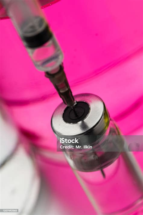 주입앰플 예방 접종을위한 유리 의료 병 색깔 배경에 투명 한 병과 일회용 주사기 바이러스 를 치료하기위한 항생제 0명에 대한