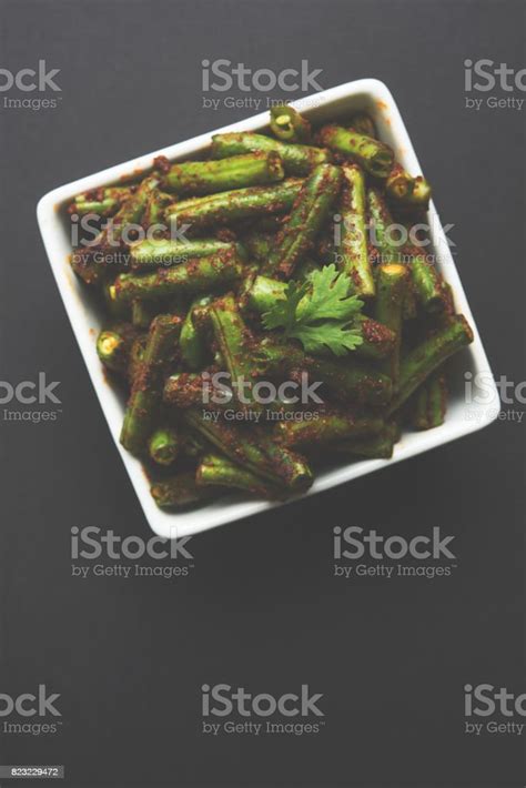 Masala 또는 튀긴된 야채 요리 녹색 콩 양파 그리고 카레 향신료 이루어진 사각형 그릇 선택적 초점에 제공 겨자에 대한 스톡