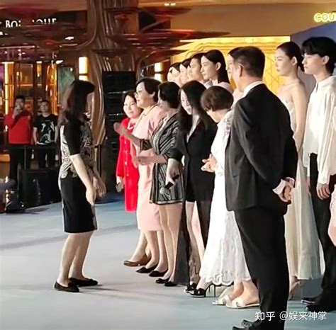 何超琼孟晚舟一同出席活动，气场强大不分伯仲，拍照互让c位好谦逊 知乎