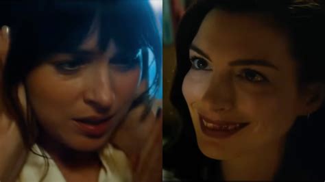 Anne Hathaway Y Dakota Johnson Comparten Un Beso Retorcido En El Primer