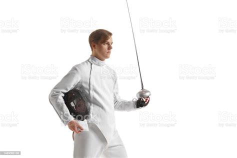 펜싱 의상 마스크를 쓴 젊은 남자가 하얀 스튜디오 배경 위에 칼을 들고 서 있다 스포츠 동기 부여 전문 기술 20 24세에 대한 스톡 사진 및 기타 이미지 Istock