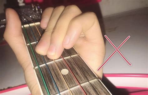 吉他初学者按弦老碰到其他弦怎么破？