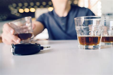 음주 운전 백그라운드에서 음료 한 잔을 들고 남자와 테이블에 자동차 키를 닫습니다 개념에 대한 스톡 사진 및 기타 이미지