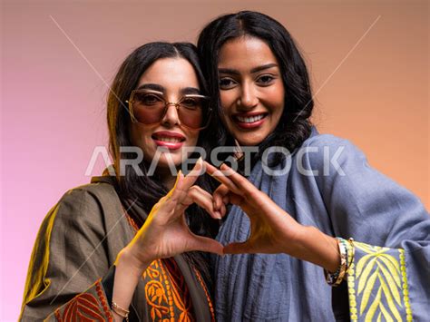 ايماءات يدين عل شكل قلب، بورتريه لسيدتان عربيتان خليجيتان سعوديتان