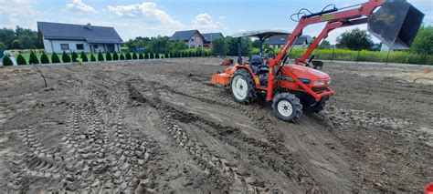 ZAKŁADANIE TRAWNIKA Glebogryzarka separacyjna niwelacja kratownica