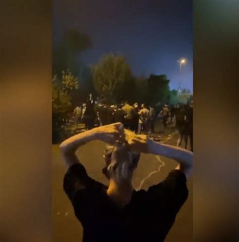 Ispravka Devojka Koja Je Vezala Kosu Na Viralnom Snimku Iz Irana Nije