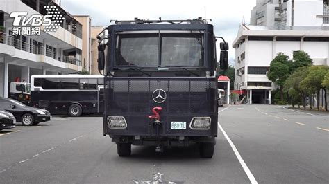 不慎擦撞！休旅車遭「鎮暴警備車」撞凹