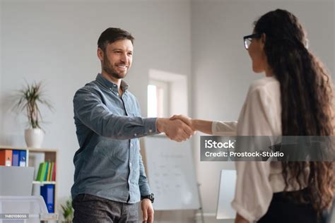 사무실에서 젊은 사업가와 악수하는 행복한 사업가 입사 지원자를 회사 팀에 환영하는 Hr 관리자 악수에 대한 스톡 사진 및 기타 이미지 Istock