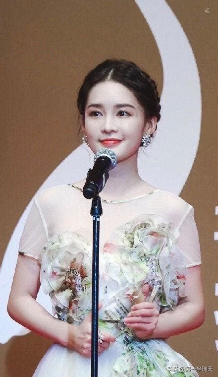 憑《中國機長》獲金鶴獎，一襲碎花裙氣質優雅，這次李沁實至名歸 每日頭條