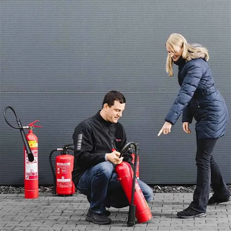 Permanent Pressure Extinguisher Or Rechargeable Extinguisher