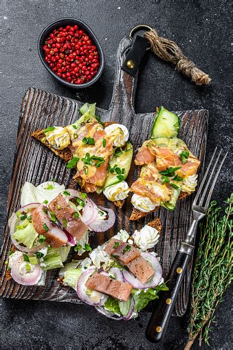 훈제 연어와 청어 샌드위치 크림 치즈와 샐러드 검은 색 배경 위쪽 보기 건강한 식생활에 대한 스톡 사진 및 기타 이미지
