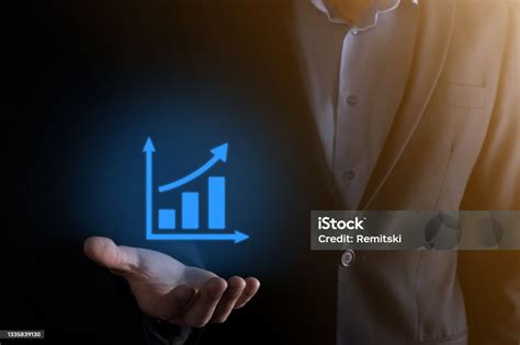 긍정적 인 이익 성장과 그래프를 들고 사업가 남자 그의 사업에서 차트 긍정적 인 지표의 성장과 계획 그래프 성장더 많은 수익성과 성장 개념에 대한 스톡 사진 및 기타 이미지