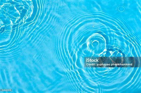 透明な青色の透明な水面テクスチャーリングと波紋を持つ青い水面テキストクリエイティブ背景壁紙デザインの詳細 水のストックフォトや画像を多数ご