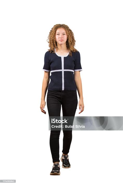 편안한 사춘기 소녀의 전체 길이 초상화 곱슬 머리 흰색 배경에 고립 된 단계 앞으로 만들기로 카메라에 걸어 모션 샷 중립적 인