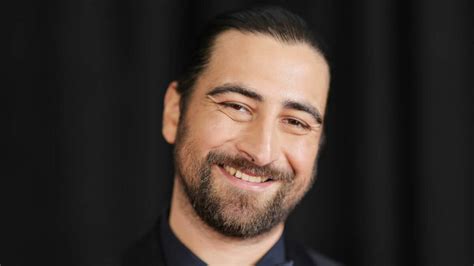 Photos Fans Gush Over Noah Kahans Sweet Grammys Plus One Kiss 108