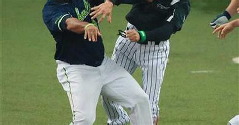 ヤクルト・バレが矢野コーチを突き倒して退場 ジャンピングニーで応戦した矢野コーチも退場 サンスポ