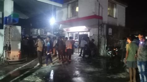 पेट्रोल पंप के पास खड़ी बाइक में लगी आग Bike Parked Near Petrol Pump