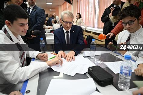 Премиерът решава задачи в Математическата гимназия във Варна Снимки