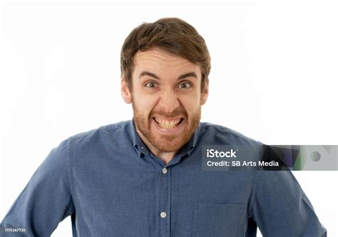 행복하고 놀란 얼굴을 가리키고 충격적이고 좋은 것을 보고 흥분한 재미있는 매력적인 젊은이의 초상화 인간의 감정 얼굴 표정 광고 판매 또는 우승 감정에 대한 스톡 사진 및