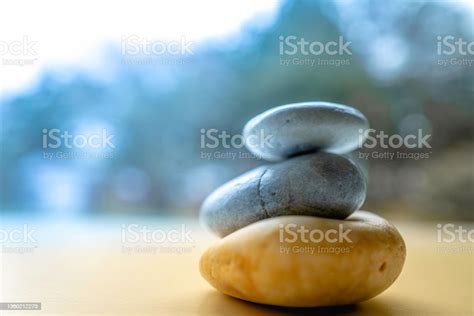 푸른 보케 숲 배경에 따뜻한 색상의 산책로에 쌓인 세 개의 선 바위 0명에 대한 스톡 사진 및 기타 이미지 0명 개념