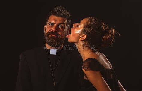Monje Seductor Pecado De Sacerdote Pastor De Iglesia Con Monja Sexy