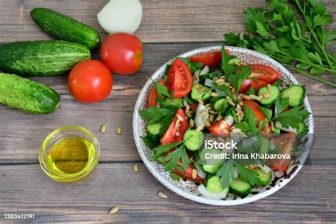 토마토 오이 양파 파슬리 씨앗 올리브 오일을 곁들인 봄 샐러드를 소박한 배경에 클로즈업 0명에 대한 스톡 사진 및 기타 이미지