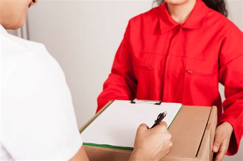 흰색 배경 위에 고립 된 소포 상자와 함께 빨간 모자에 서 행복 한 젊은 배달 남자의 이미지 가정 생활에 대한 스톡 사진 및 기타 이미지 Istock