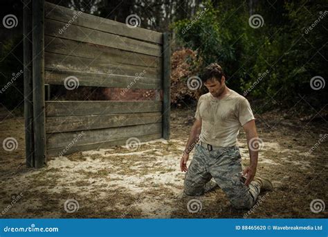 Soldato Che Si Siede Sulle Sue Ginocchia Fotografia Stock Immagine Di