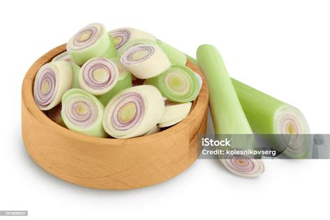 클리핑 경로와 필드의 전체 깊이와 흰색 배경에 고립 된 나무 그릇에 신선한 레몬 그라스 슬라이스 0명에 대한 스톡 사진 및 기타
