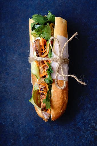 벗 겨 오이 썰어 구운된 돼지고기 안심 났습니다 당근 Jalapeno 고추 및 진한 파란색 배경에 실 란 트로 클래식 반 미