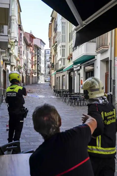 Fotos Un Hombre Se Atrinchera En Un Tejado Del Casco Viejo De Vitoria