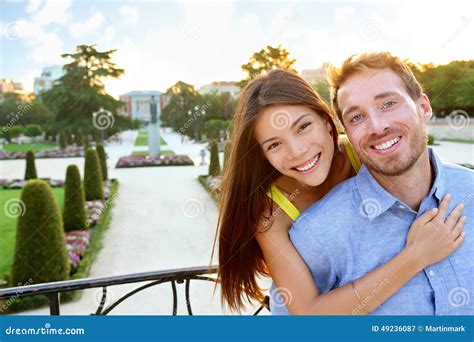 Portrait Des Couples Romantiques Embrassant Dans Lamour Image Stock