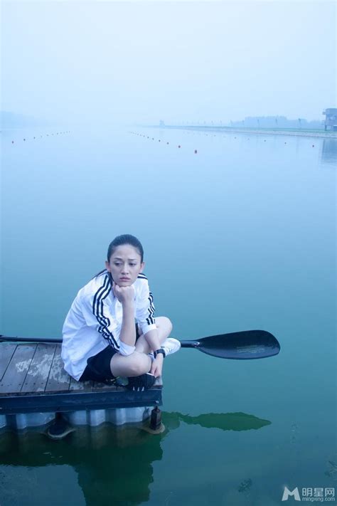 《激浪青春》陈乔恩开挂练魔鬼腹肌 变身麻辣女教师 明星网